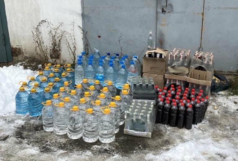 У Звягелі чоловік влаштував у гаражі алкомаркет поліція вилучила понад 450 літрів спиртного